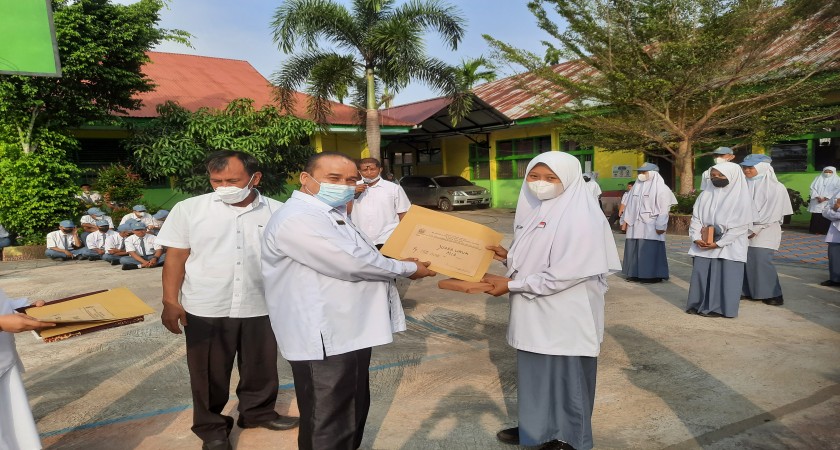 Pemberian Hadiah untuk Siswa yang Berhasil Meraih Juara Kelas Pada ...